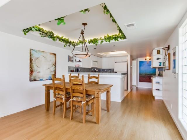 dining area with kitchen view