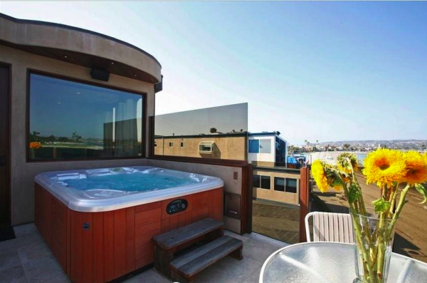 3rd floor balcony with jacuzzi